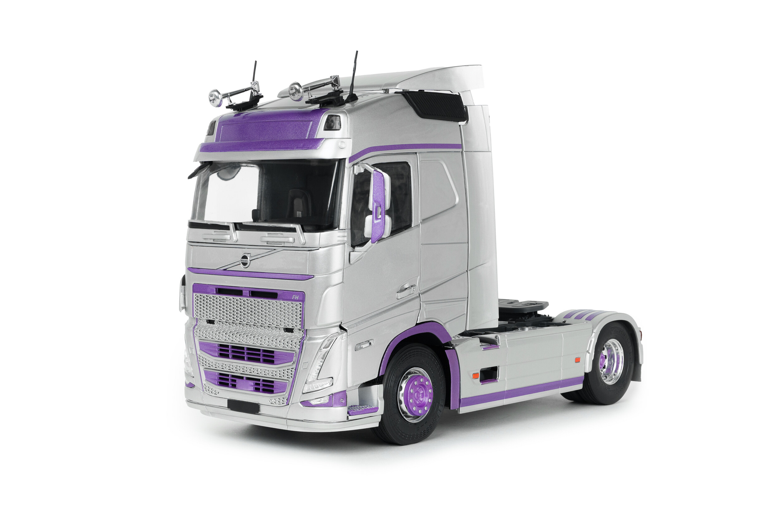 Volvo Trucks FH Globetrotter XL - SILVER & PURPLE - 2023 - Solido