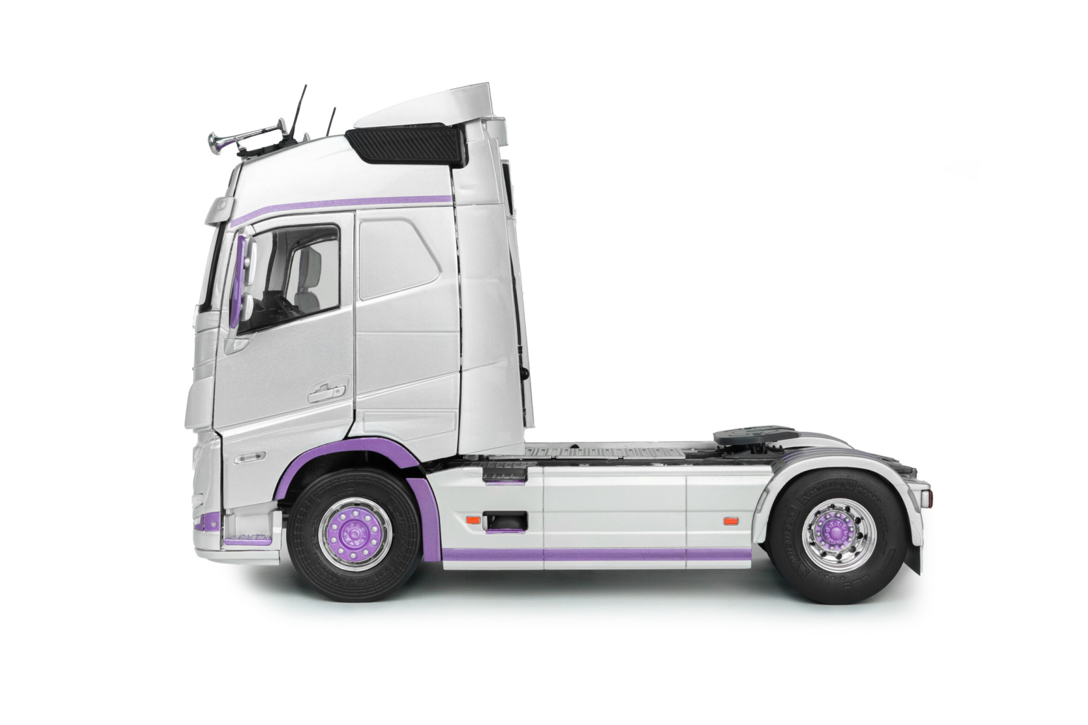 Volvo Trucks FH Globetrotter XL - SILVER & PURPLE - 2023 - Solido