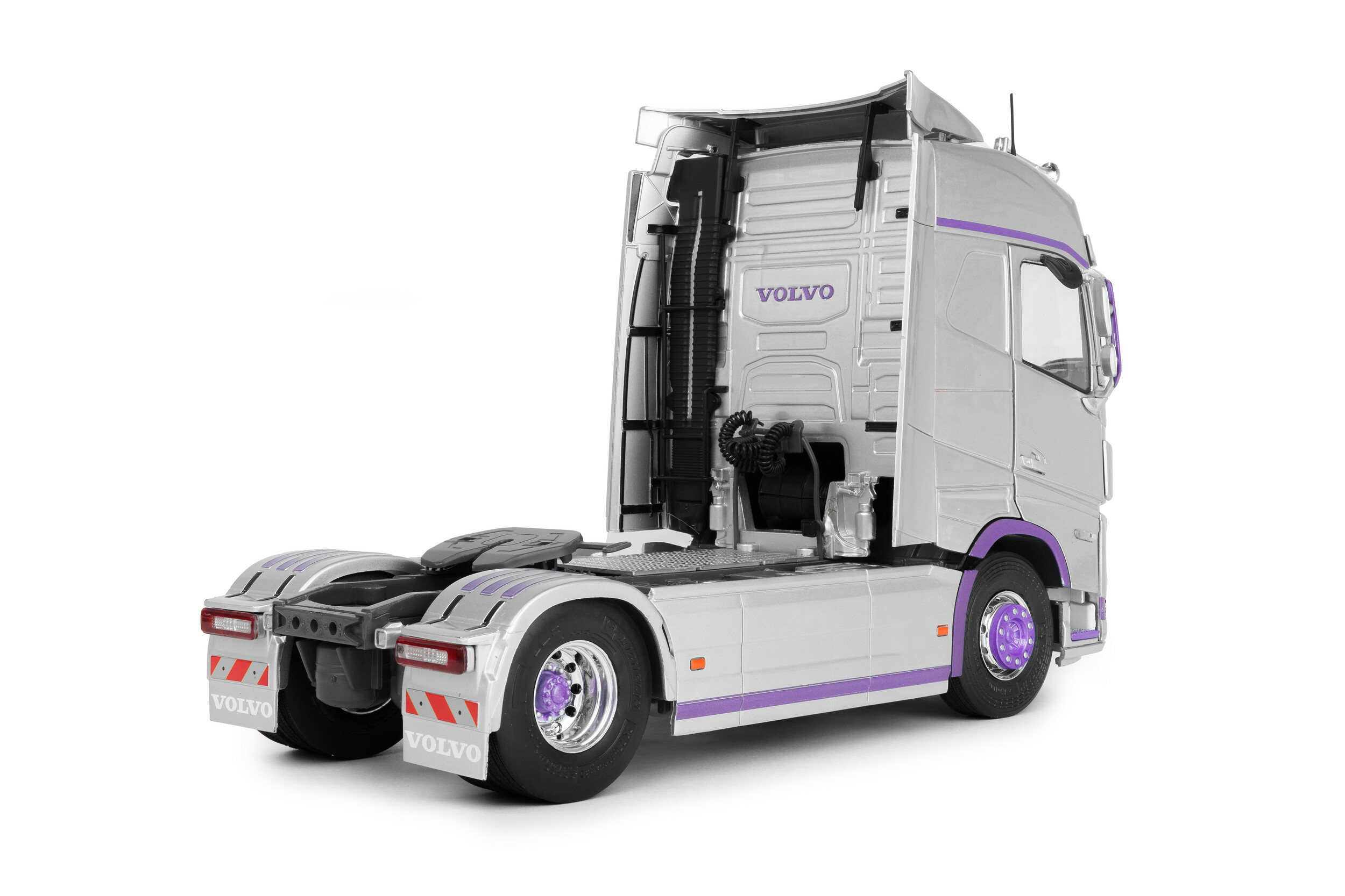 Volvo Trucks FH Globetrotter XL - SILVER & PURPLE - 2023 - Solido