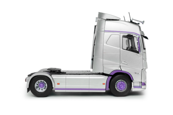 Volvo Trucks FH Globetrotter XL - SILVER & PURPLE - 2023 - Solido