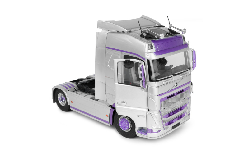 Volvo Trucks FH Globetrotter XL - SILVER & PURPLE - 2023 - Solido